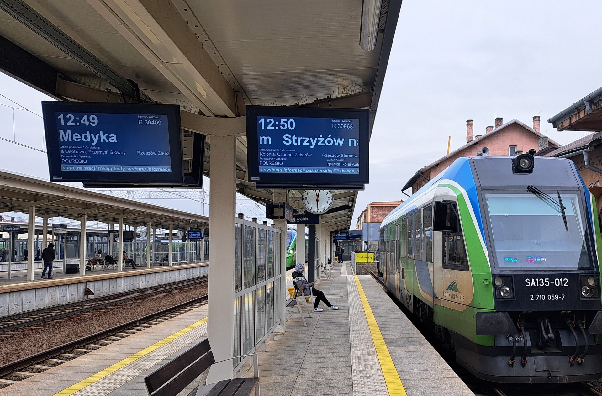 Wyświetlacze na dworcu PKP Rzeszów Główny już działają. Tylko dlaczego ...